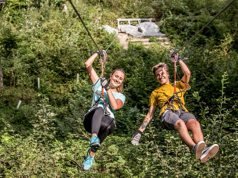 Der Nervenkitzel Der Enge Sie Fahren Auf Einer Schmalen Strase Etwa 20 Meisterkurs Im Langsamen Fahren